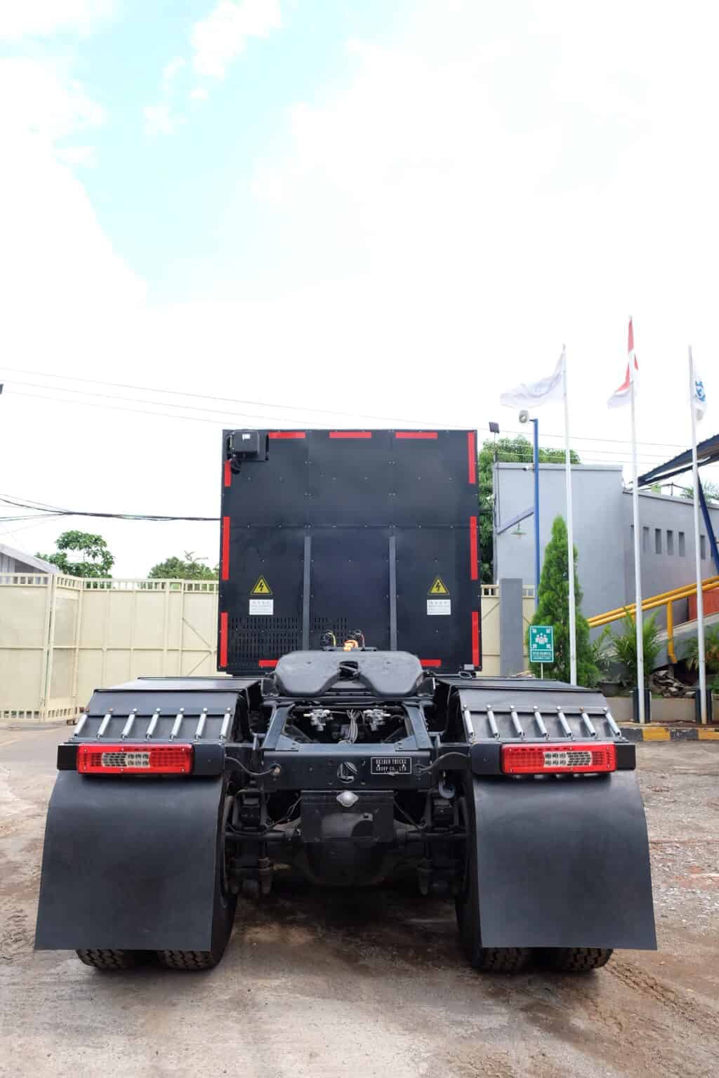 BeiBen Pure Electric Tractor - PT Nusatama Berkah Tbk
